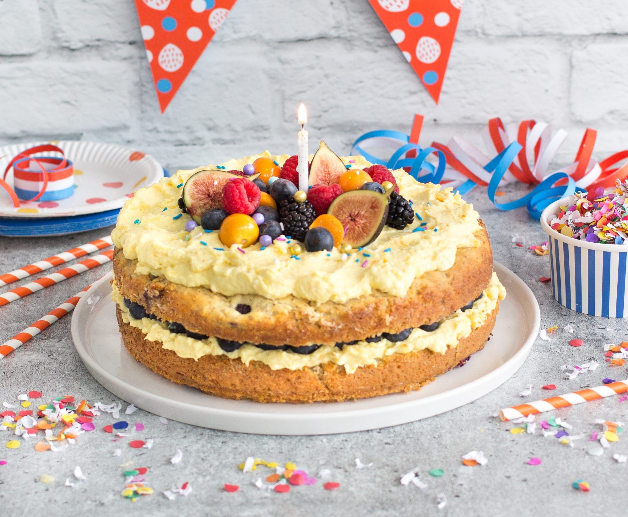 Gâteau festif aux bleuets, glaçage mangue, orange & chocolat blanc ...